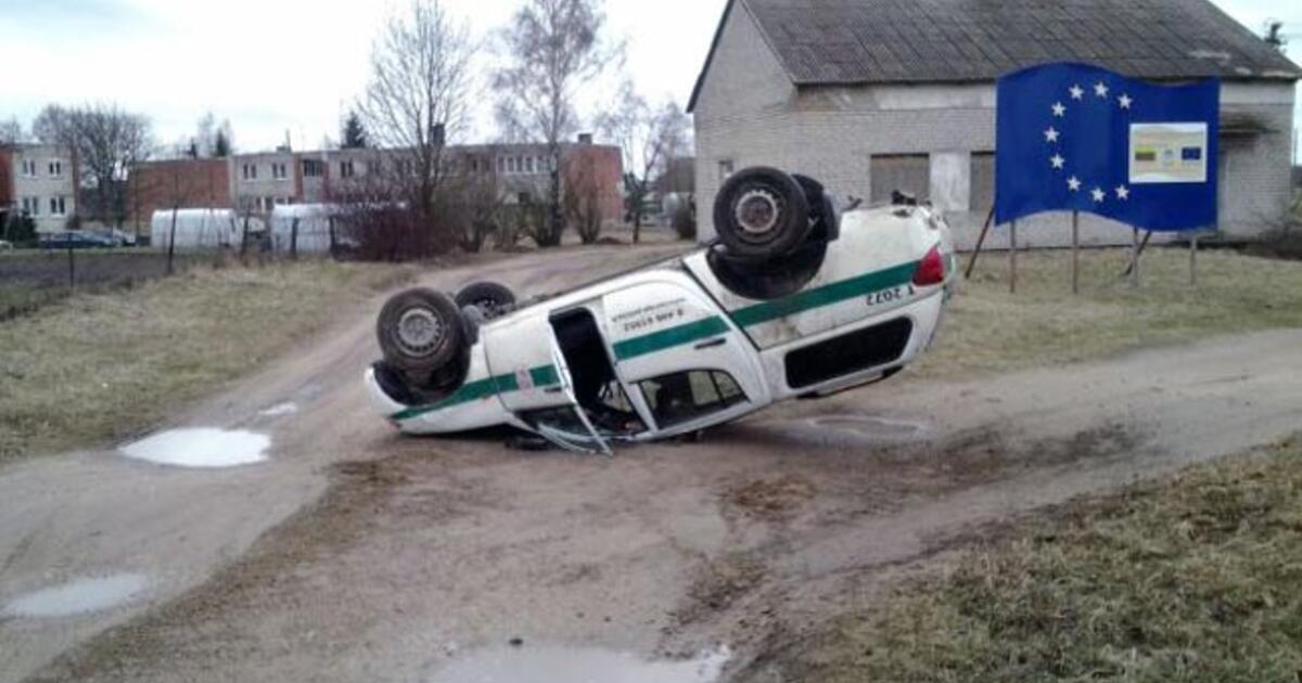 Pareigūnės apvirto aukštyn ratais