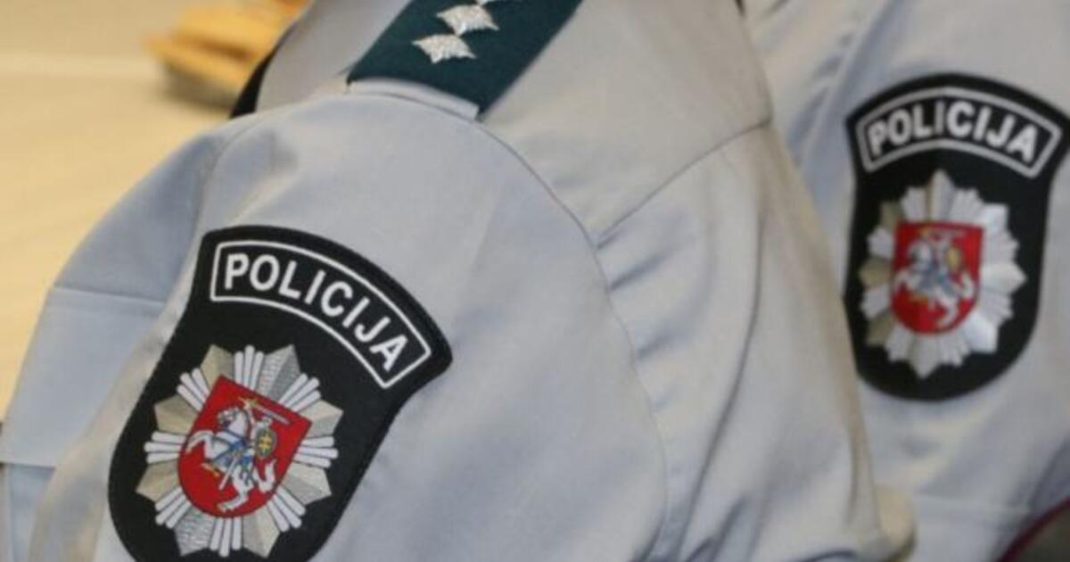 Tarnybos metu iš medžio iškrito pareigūnas