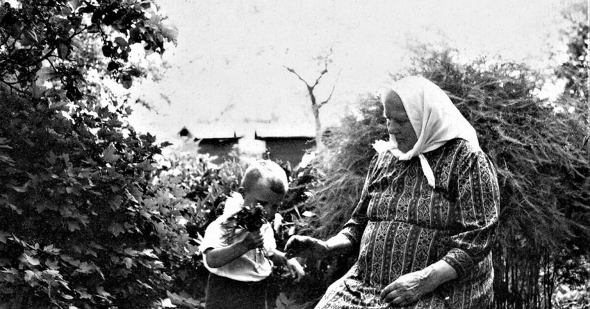 Lietuvininkės iš Dreižių kaimo išeiginiai drabužiai ir aprangos priedai