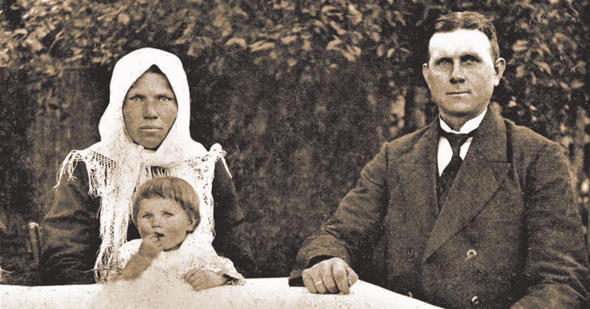 Lietuvininkės iš Dreižių kaimo išeiginiai drabužiai ir aprangos priedai