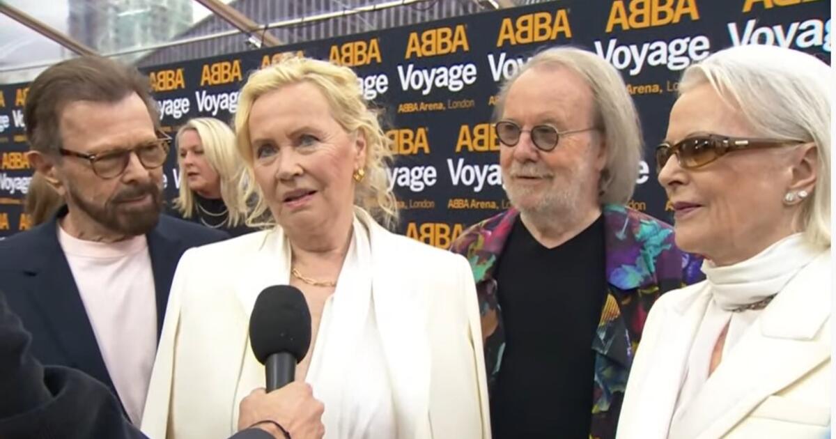 Grupė „ABBA“ pirmą kartą po 36 metų viešame renginyje pasirodė kartu ...
