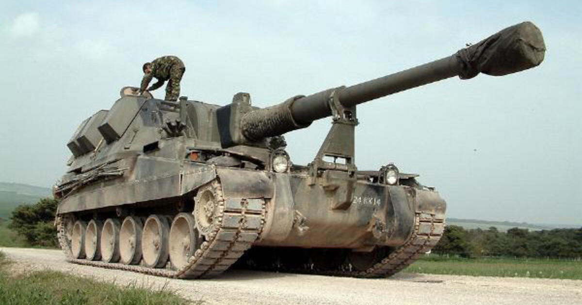 Kartu su tankais britai Ukrainai perduos ir apie 30 „AS90“ artilerijos sistemų