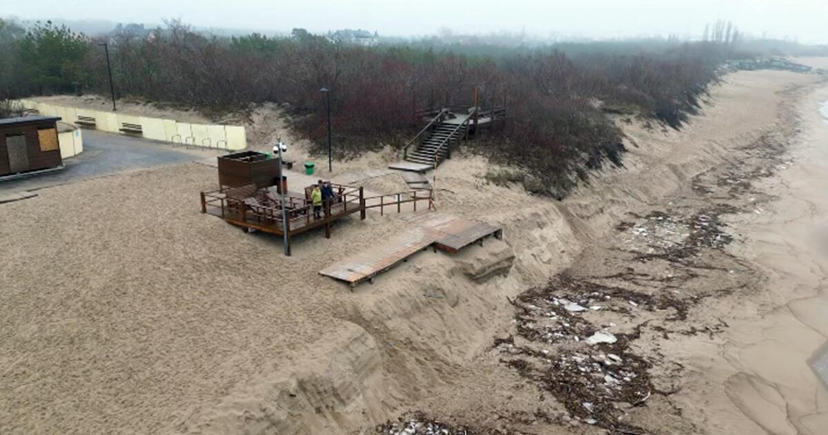 Baltijos jūra nusiaubė uostamiesčio paplūdimius: iš kopos liko skardis ...
