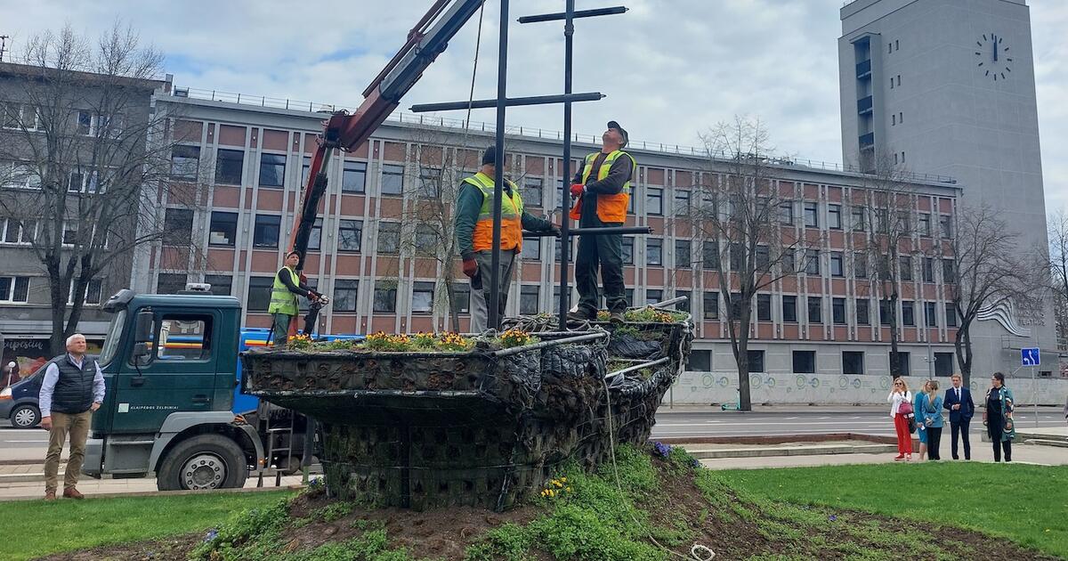 Gėlių laivelis išplaukė iš Atgimimo aikštės | Vakarų ekspresas