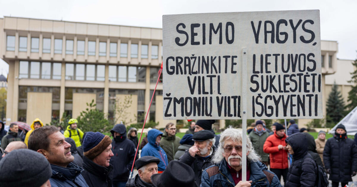 Keli tūkstančiai žmonių protestavo prie Seimo