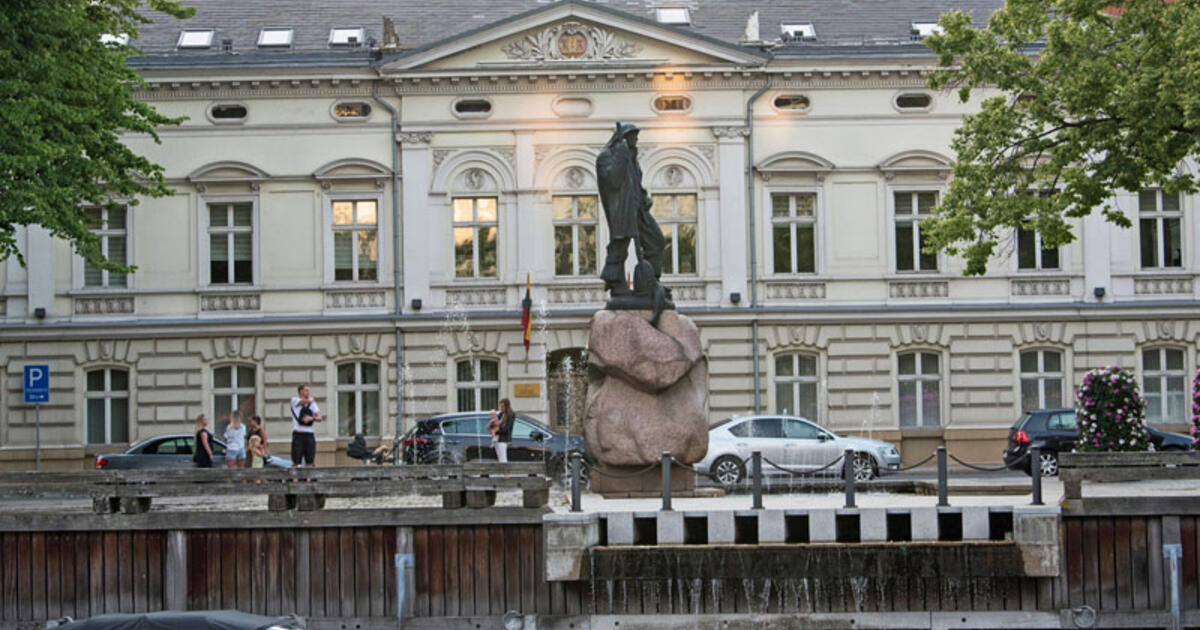 Ketinama sutvarkyti kiaurą Klaipėdos rotušės stogą