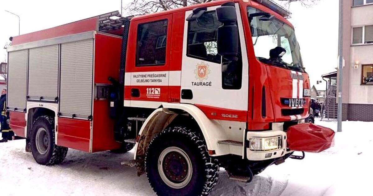 Kretingos rajone atvira liepsna dega namo stogas