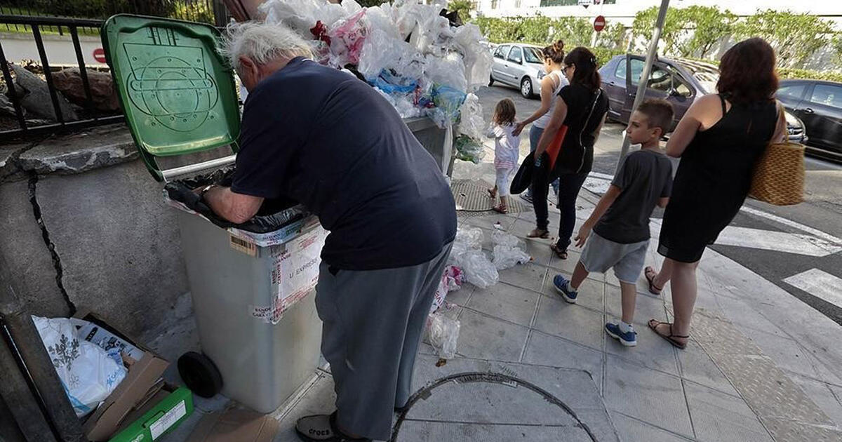 Besirausdamas šiukšliadėžėse pensininkas sutaupė pinigų 10-iai namų