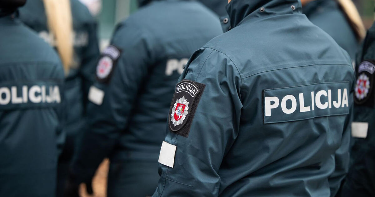 Teismas ėmėsi nuteisto pareigūno skundo, jį palaikyti atvykę kolegos ...