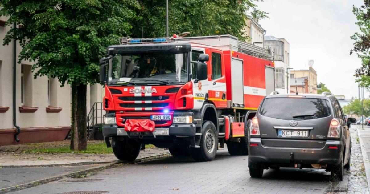 Degantį dujų balioną išnešė rankomis: teko lipti ir į elektros stulpą