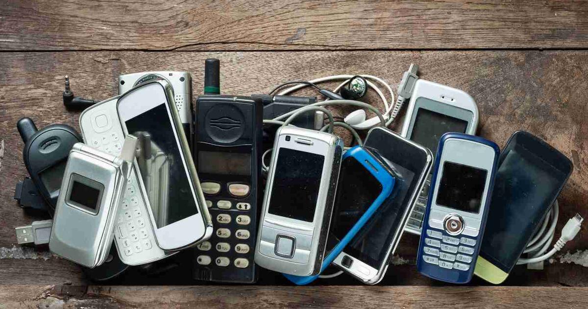 Nuteistajam atsiųstame televizoriuje rasti 7 telefonai