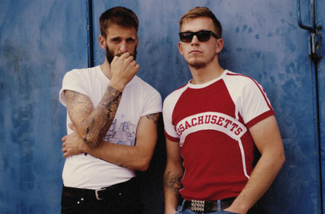 Justinas Jarutis festivaliui „Roko naktys“ ruošiasi skriedamas ant ...