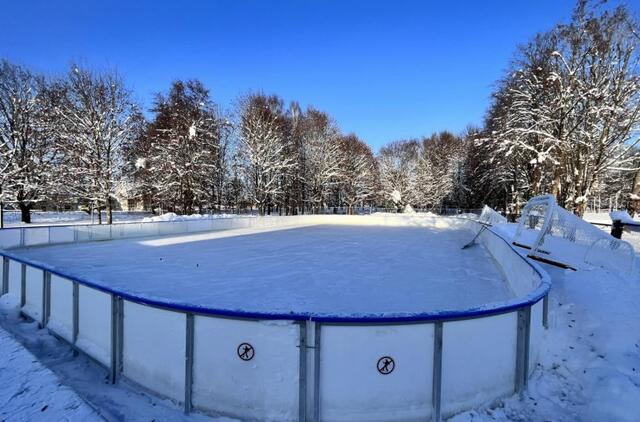 Gargžduose – ledo arena po dangumi!