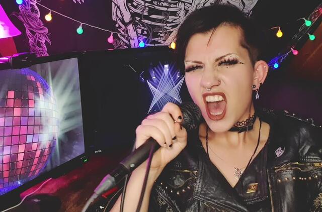 Atlikėja Bebe Rex išjo iš scenos, kai mestas mobilusis telefonas ...